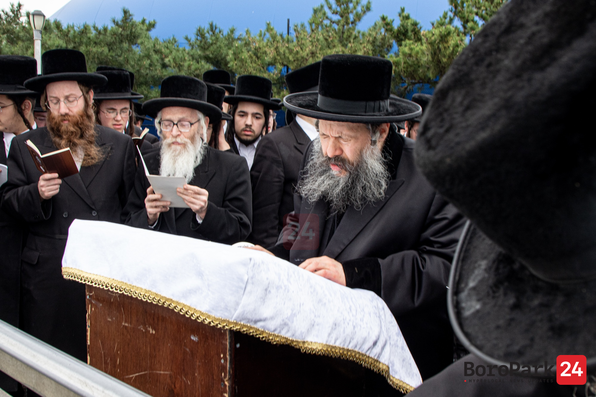 Bobov-45 Rebbe at Tashlich – Boro Park 24